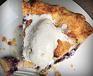 Fresh Red Raspberry & Blueberry Pie | the creative life in between